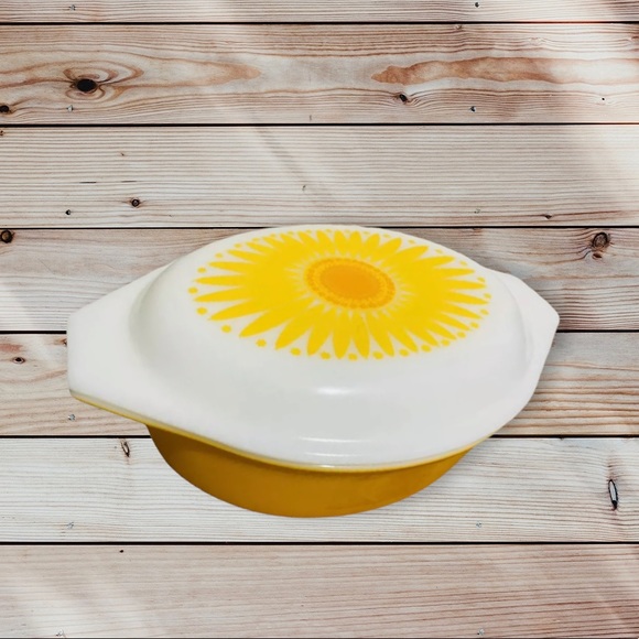 Pyrex | Kitchen | Vintage Pyrex Yellow Sunflower Daisy Casserole Dish ...